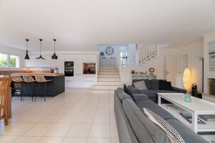 Vila | Área de estar | TV de tela plana 40 polegadas com canais digitais, TV