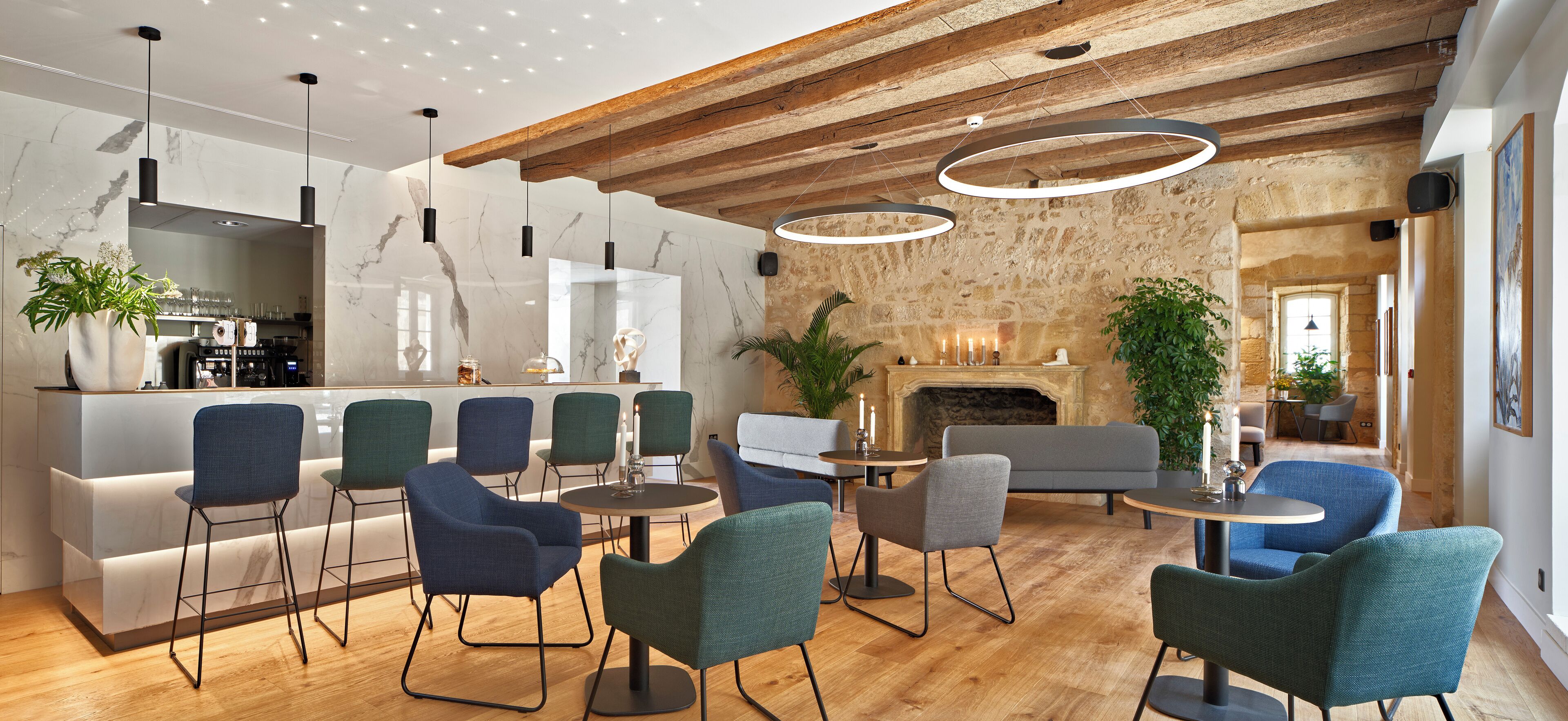 Um interior moderno com teto de madeira, paredes de mármore e um espaço bar.