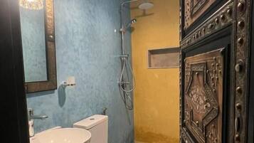 Suite with Pool View | Banheiro | Chuveiro, secador de cabelo, roupões de banho, piso aquecido