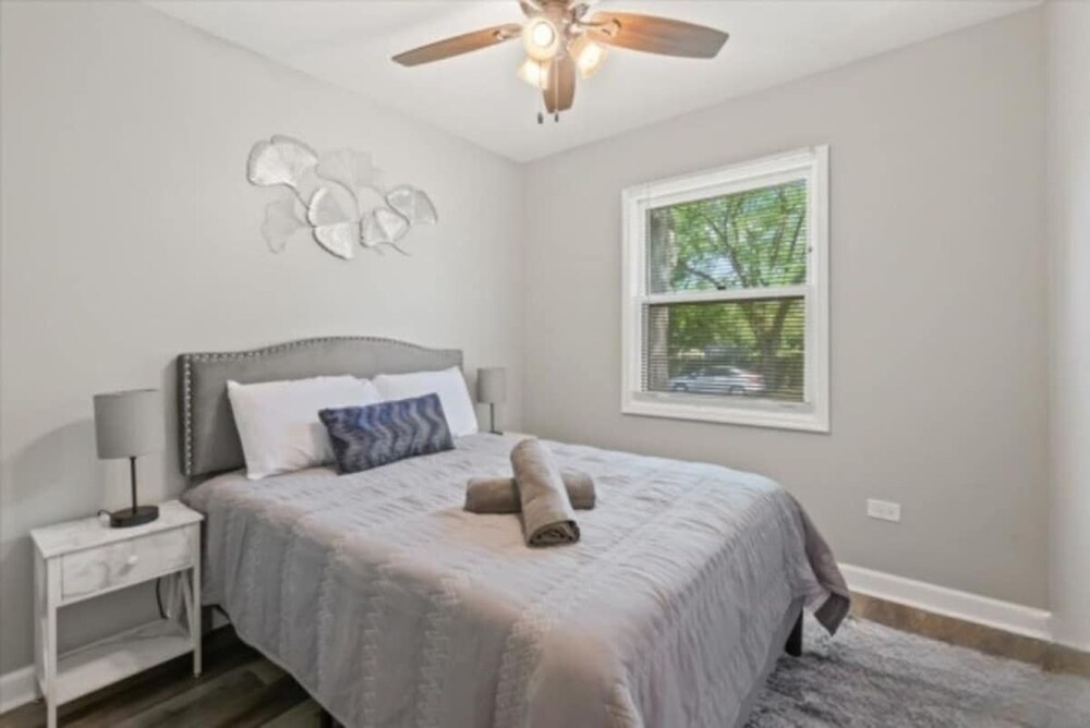 Huge 4br W/ Yard | Sleeps 8 | Lcp Collection - Arlington Heights, IL