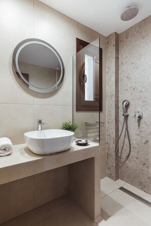 Quarto Triplo Superior, vista para a piscina | Casa de banho | Um polibã, um chuveiro fixo, artigos de higiene pessoal grátis 