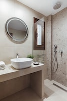 Quarto Triplo Superior, vista para a piscina | Casa de banho | Um polibã, um chuveiro fixo, artigos de higiene pessoal grátis 
