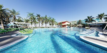 Piscina exterior, toldos (sobretaxa), espreguiçadeiras 