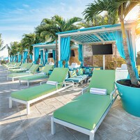 Terraço com espreguiçadeiras