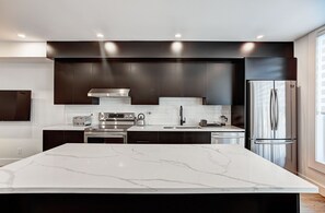 Apartamento Premium | Cozinha privada | Um frigorífico/congelador grande, um micro-ondas (a pedido), um forno