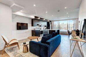 Apartamento Premium | Sala de estar | Televisor LCD de 30 polegadas com canais digitais, televisor