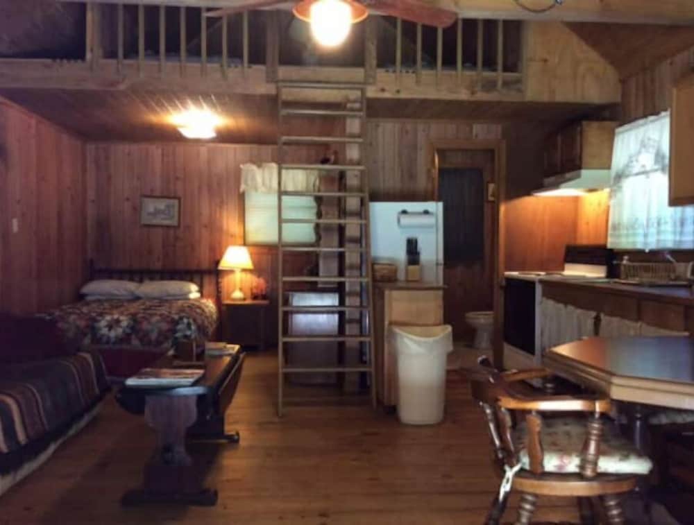 Rustic Backyard Lumberjack Cabin - Louisiana