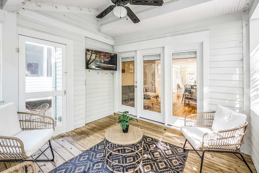 Boho Retreat | Walk Downtown Porch + Monitor - Davidson, NC