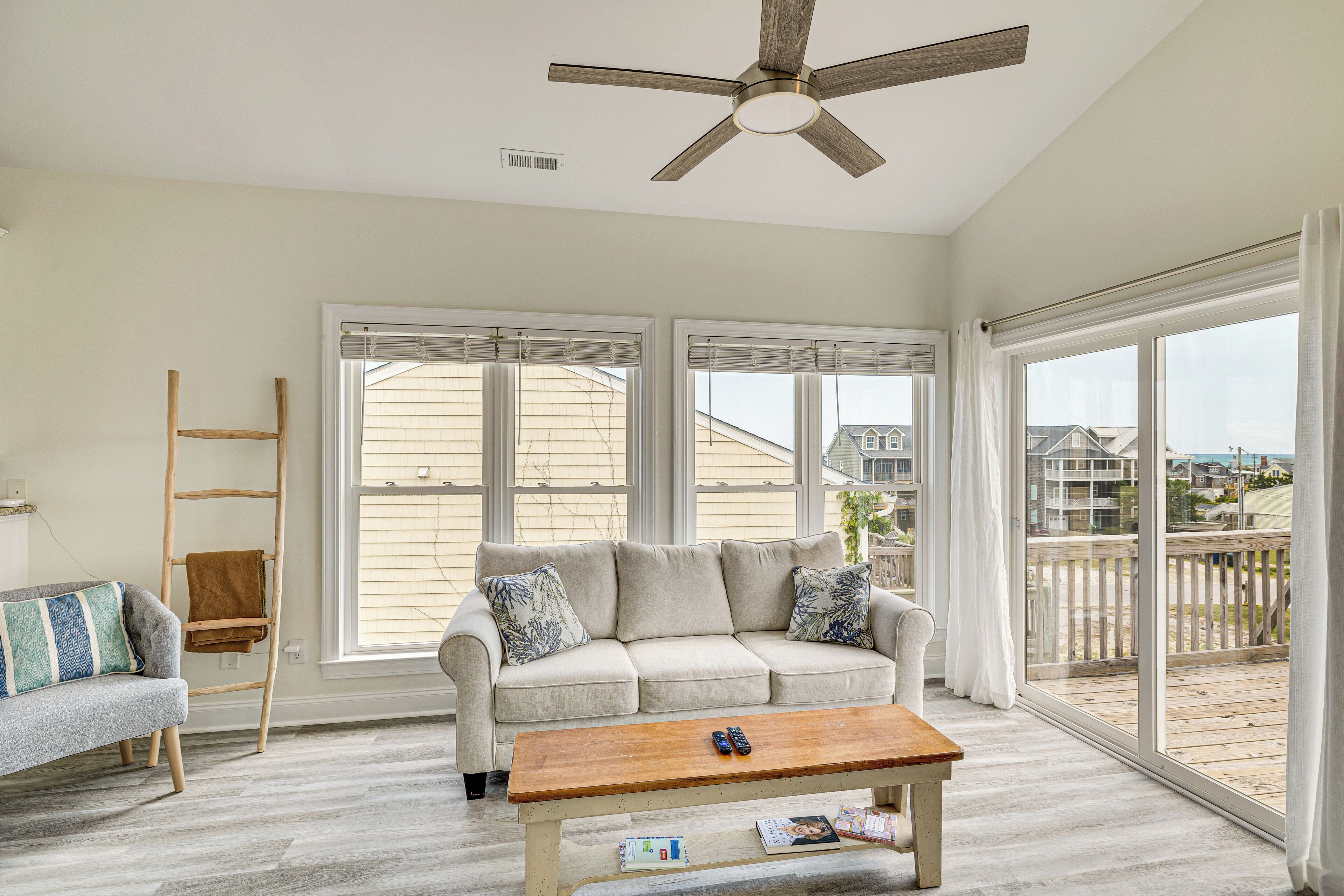 Inviting Atlantic Beach Townhome ~ 1/2 Mi To Ocean - Atlantic Beach, NC