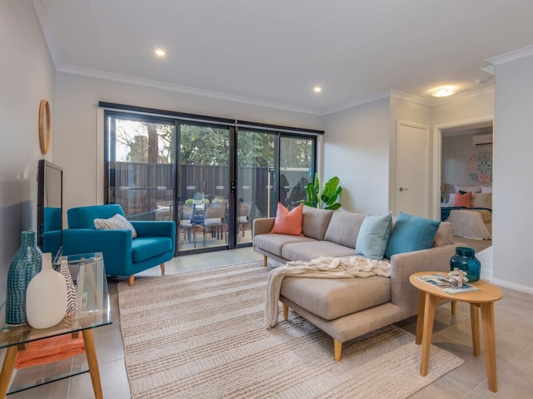 Merchant's Court: Central 3 Bedroom Townhouse! - ウォンガラッタ