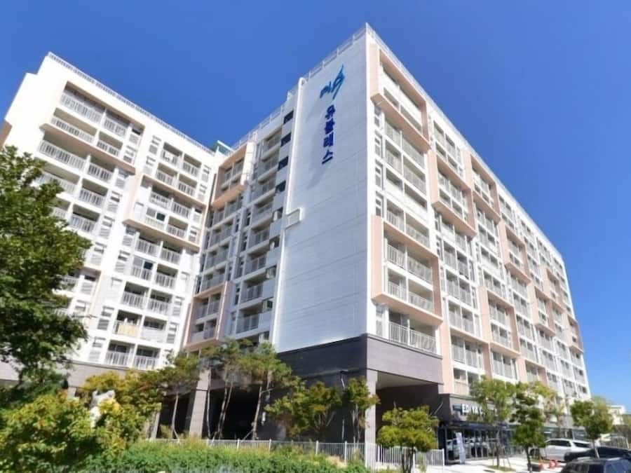 Um hotel de vários andares com um letreiro chamativo na esquina.