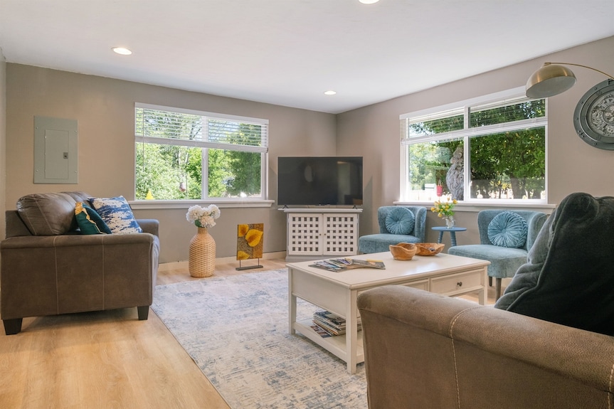 Serene 4-bedroom Home | Greenery Views | Pets Ok - Westport