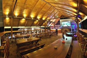 3 bares/lounges, este bar com transmissão de jogos em direto 