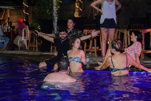Piscina exterior, guarda-sóis, espreguiçadeiras 