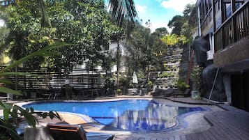Piscina exterior, guarda-sóis, espreguiçadeiras
