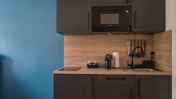 Geladeira, micro-ondas, cooktop, cafeteira/chaleira
