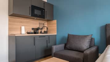 Apartamento superior | Cozinha privada | Geladeira, micro-ondas, cooktop, cafeteira/chaleira