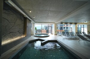 Piscina interior, piscina exterior sazonal 