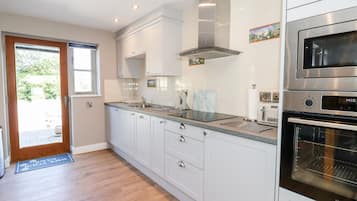 Geladeira, lava-louças, chaleira elétrica, torradeira