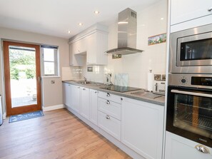 Um frigorífico, uma máquina de lavar louça, uma chaleira elétrica 