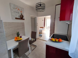 Estúdio, 1 cama Queen e sofá-cama | Cozinha privada | Geladeira, fogão, cooktop, lava-louças