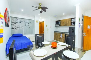 Apartamento Básico | Sala de estar | Televisor LED de 32 polegadas com canais por cabo, televisor 