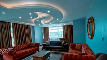 Penthouse Panorâmica, 2 quartos, vista para o lago | Sala de estar | Smart TV de 48 polegadas com canais digitais, televisor