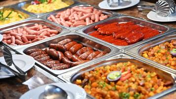 Pequeno-almoço tipo buffet diário mediante uma taxa
