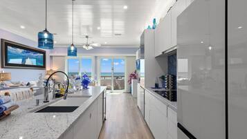 Um frigorífico, um micro-ondas, um forno, uma placa de cozinha