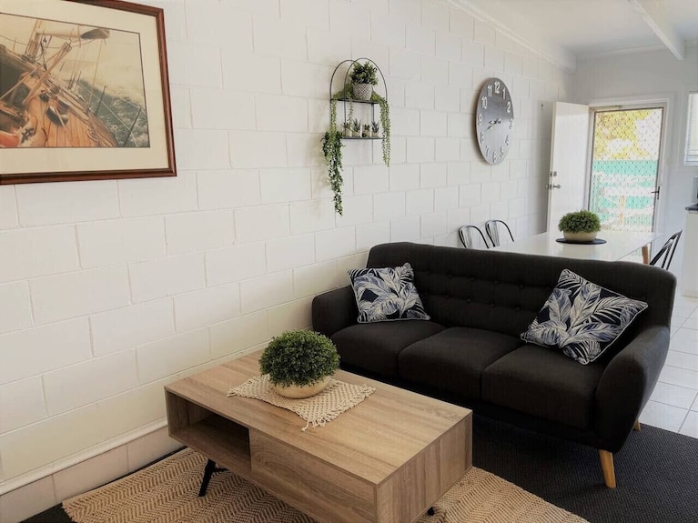 Three Palms Apartments Unit 4 - Esperance