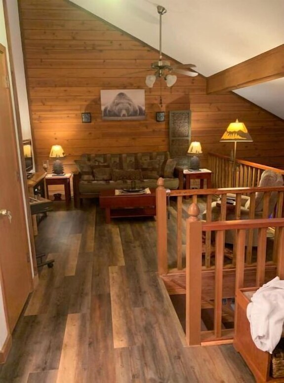 Cozy Fall Creek Cabin - 布蘭森