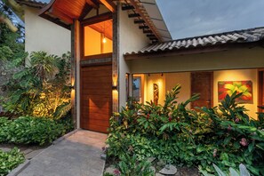 Fachada do alojamento (tarde/noite)