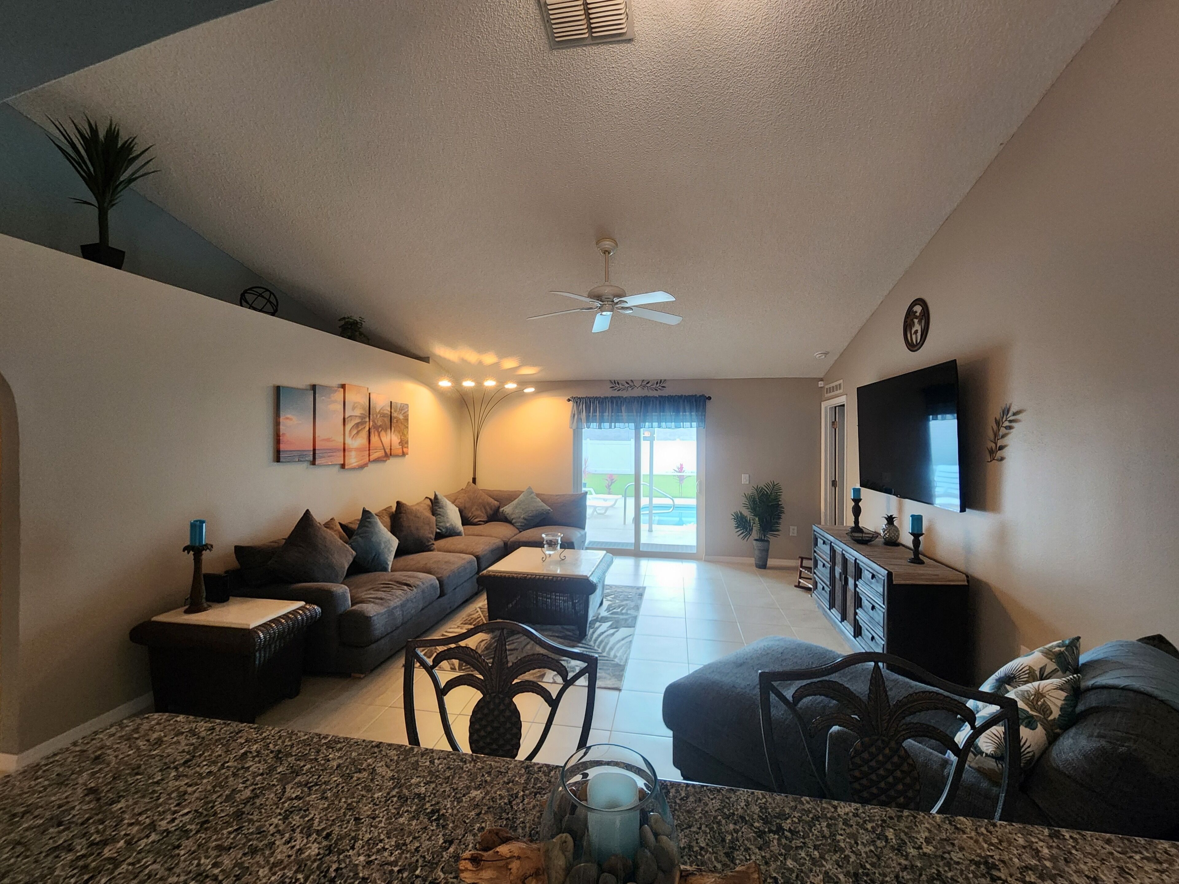 Relaxing Pool Home With Spacious Parking, Close To Flagler Beach & Daytona - Flagler Beach, FL