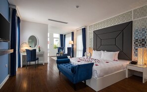 Suite, 1 cama king-size, varanda | Roupa de alta qualidade, minibar, cortinas/cortinados opacos 