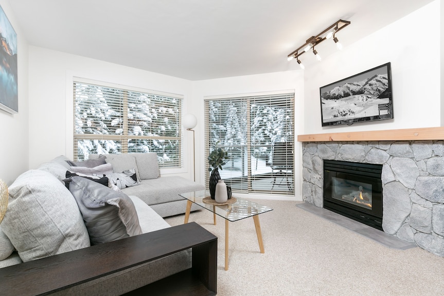 2 Bedroom, Ski In Out, Heated Pool & 3 Hot Tubs At The Aspens! - Whistler
