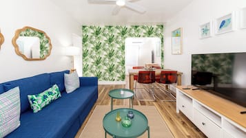Apartamento Comfort | Sala de estar | Televisor de ecrã plano de 50 polegadas com canais por cabo, televisor