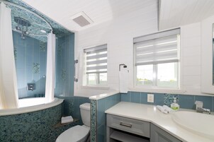 Apartamento Deluxe | Casa de banho | Um polibã, artigos de higiene pessoal grátis, um secador de cabelo 