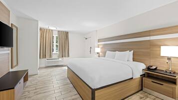 Quarto, 1 cama King, acessível, para não fumantes | Wi-Fi de cortesia, roupa de cama