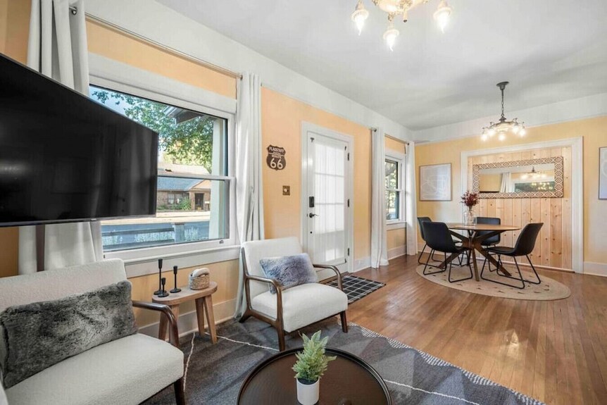 Stylish & Cozy Downtown 2 Bedroom Unit W/ Hot Tub - 플래그스태프