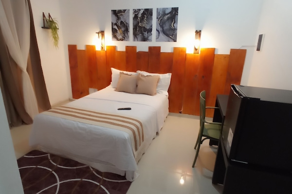 Quarto casal clássico | Cortinas blackout, Wi-Fi de cortesia, roupa de cama