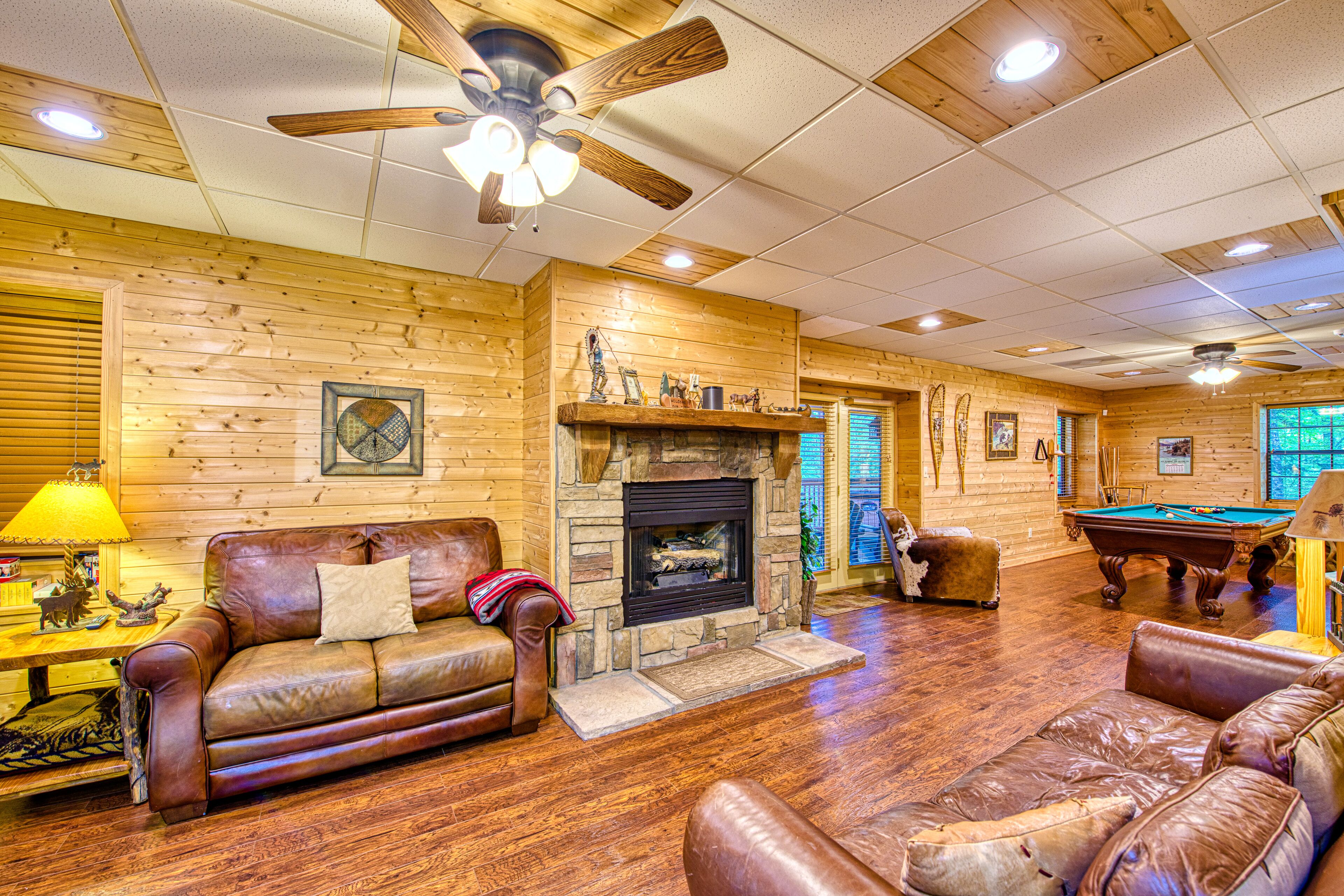 Spacious Cabin W/ Private Hot Tub, Pool Table, Deck, Fireplace, 2 Kitchens & A/c - Highlands, NC
