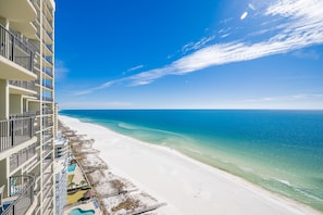 Apartamento em Condomínio Fechado, 3 quartos | Praia | Na praia 