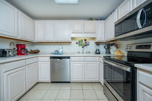 Condo, 3 quartos | Cozinha privada | Geladeira, fogão, cafeteira/chaleira