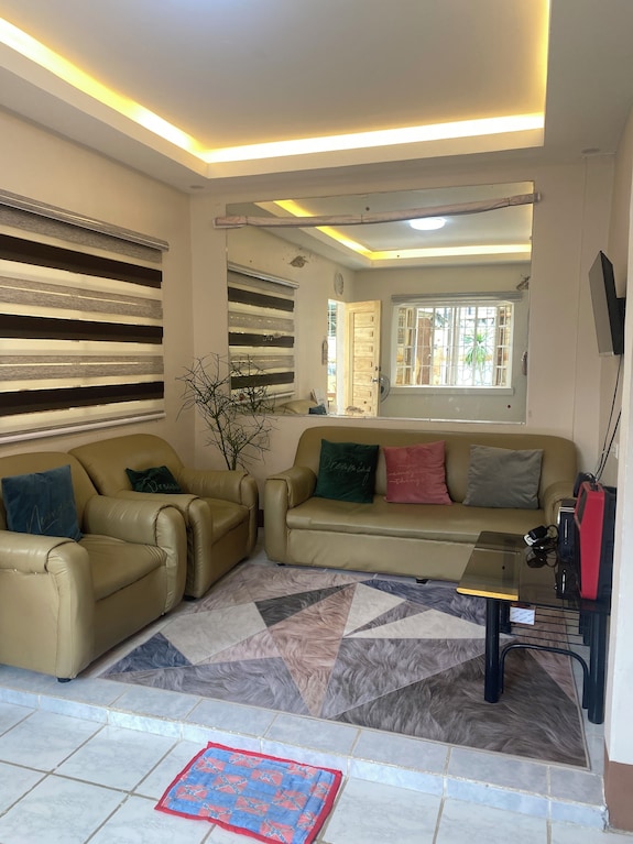 Teos Spacious And Affordable Staycation In Cabanatuan - Aliaga