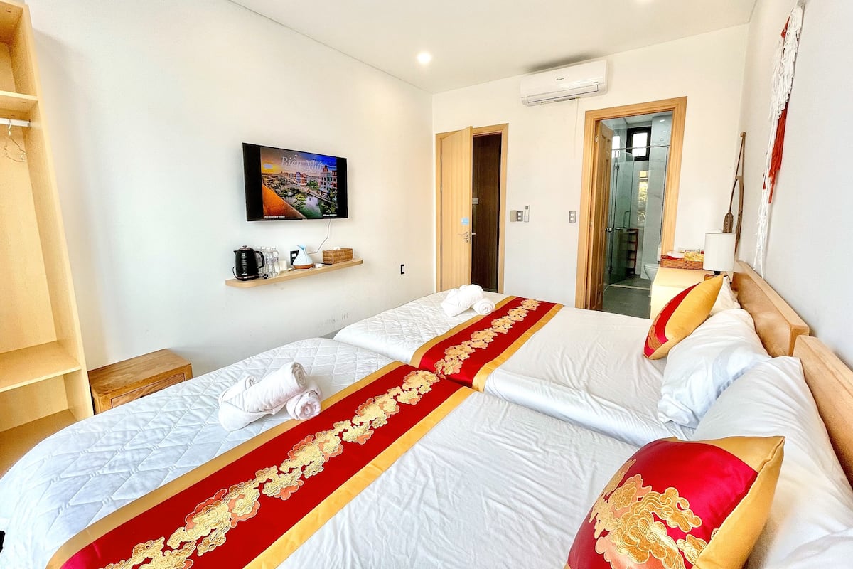 Quarto Triplo Standard, 1 quarto, vista para o rio, junto à praia | Roupa de alta qualidade, camas de colchão viscoelástico
