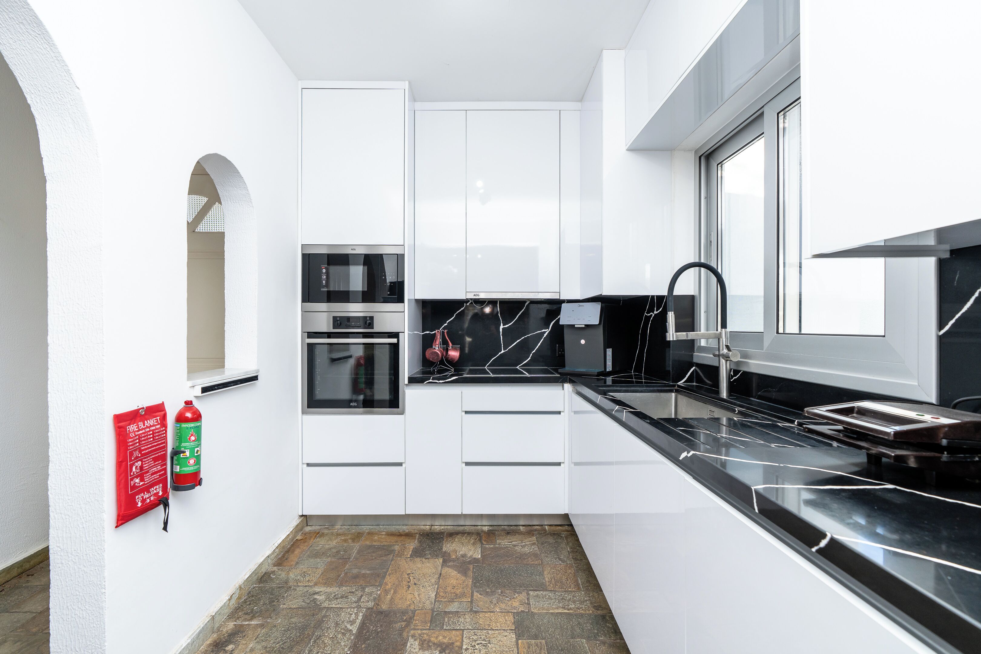 Geladeira grande, fogão, cooktop, chaleira elétrica