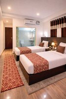 Quarto clássico, várias camas, vista para a cidade | Escrivaninha, Wi-Fi de cortesia, roupa de cama