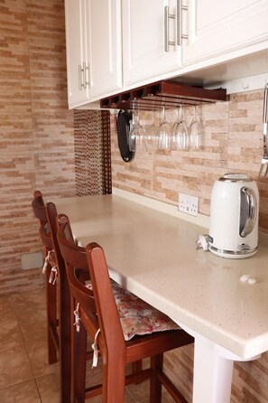 Apartamento executivo, 1 cama Queen | Cozinha privada | Geladeira grande, micro-ondas, fogão, cooktop