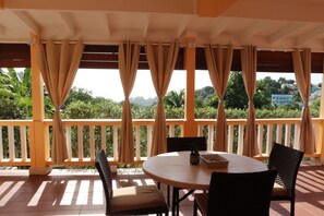 Apartamento executivo, 1 cama Queen, cozinha, vista para o oceano | Roupas de cama premium, individualmente decorados