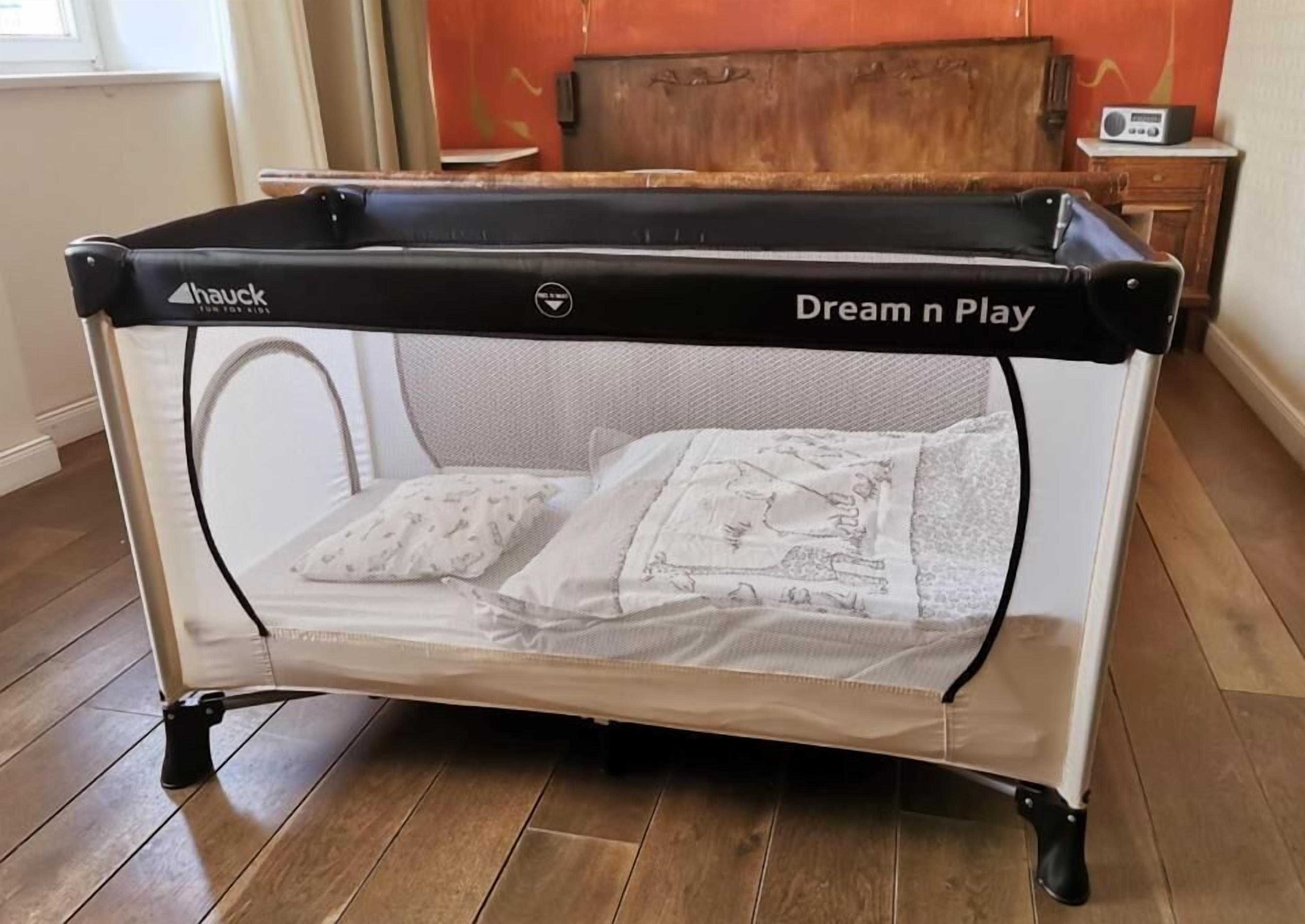 Um cercado infantil com cobertura em tela e base acolchoada, com a etiqueta 'Dream n Play'.
